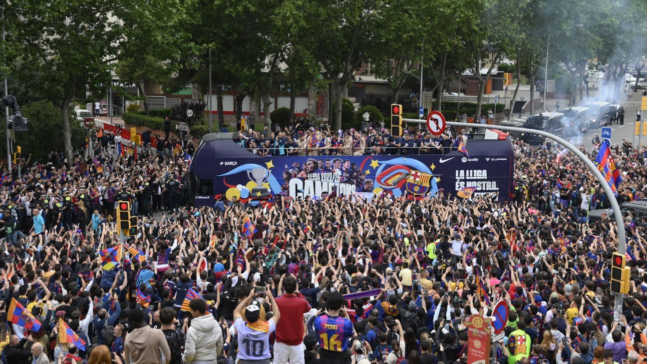 Barcelona-selectie met rondrit in de stad groots onthaald door fans - ESPN
