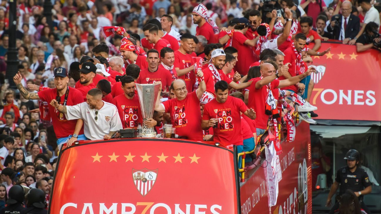 Sevilla celebró el título de la UEFA Europa League con miles de hinchas ...
