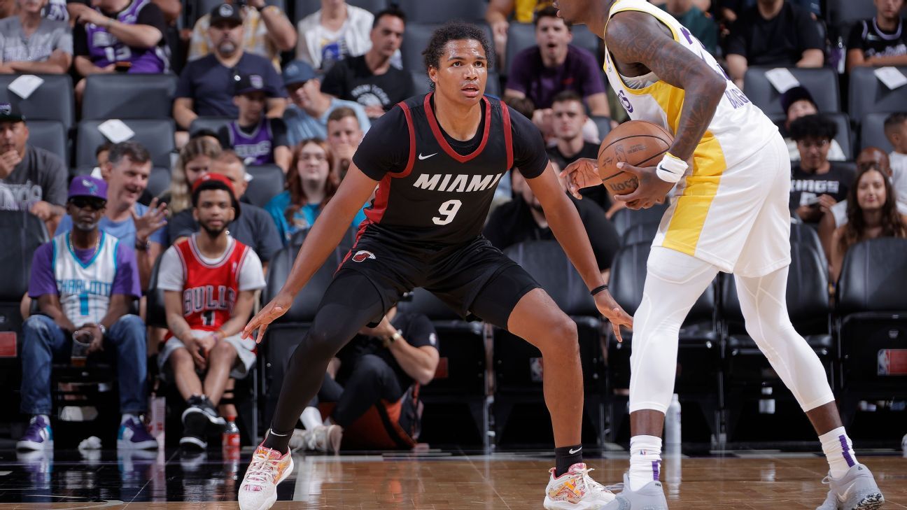 Heat return Dru Smith on two-way deal after ACL tear last season - ESPN