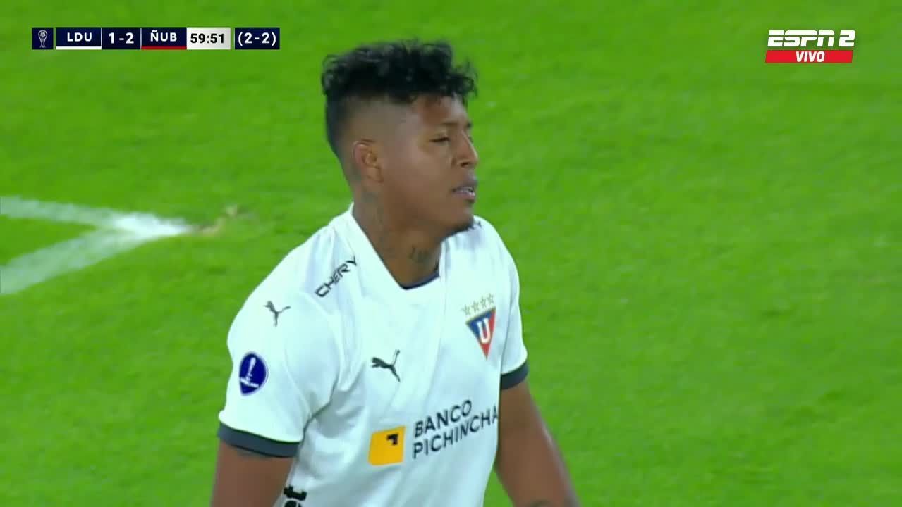 Un blooper de Richard Mina complica a Liga de Quito ante Ñublense - ESPN
