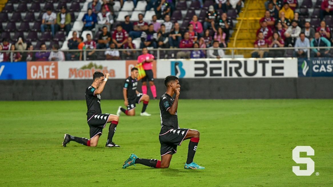 Kendall Waston da valor a gesto de hincarse contra racismo en el ...