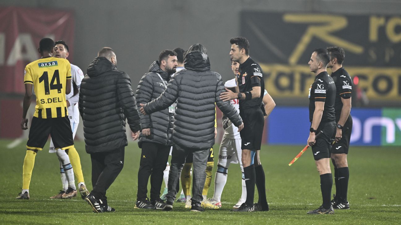 Turkey's Istanbulspor walk off pitch to protest ref's decision - ESPN