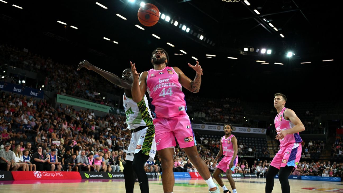 NBL Round 16 Breakers stay alive by beating hapless Phoenix - ESPN