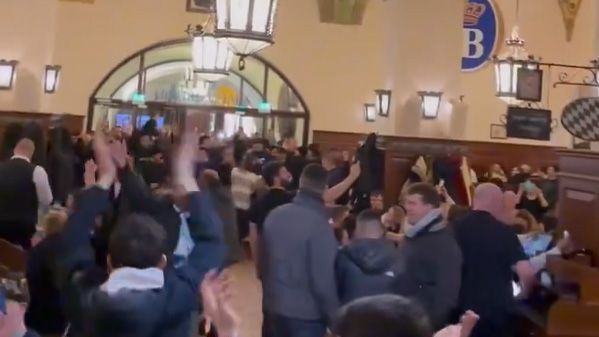 Hinchas de Lazio homenajean a Hitler y Mussolini en Múnich antes del ...