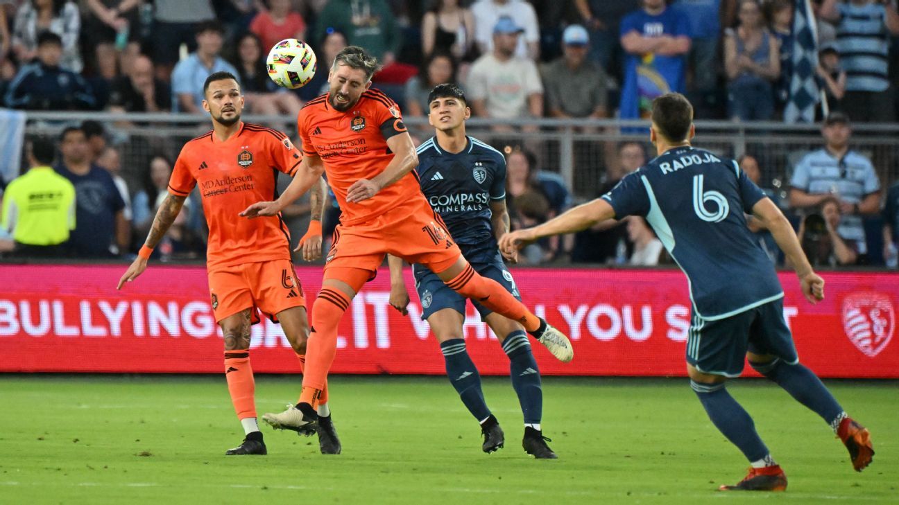 Ex-Dynamo DP Héctor Herrera apologizes for spitting at ref - ESPN