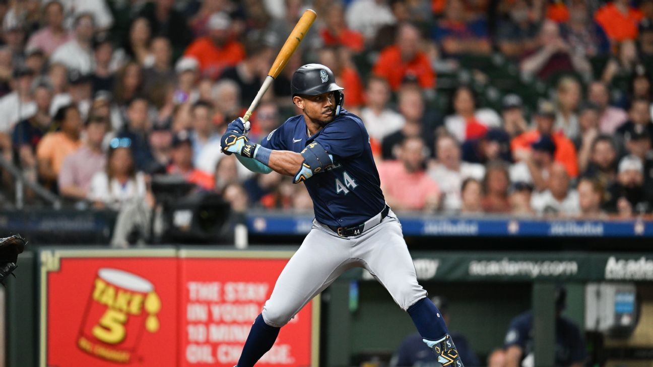 Mariners star Julio Rodriguez shows off glow-in-the-dark bat - ESPN