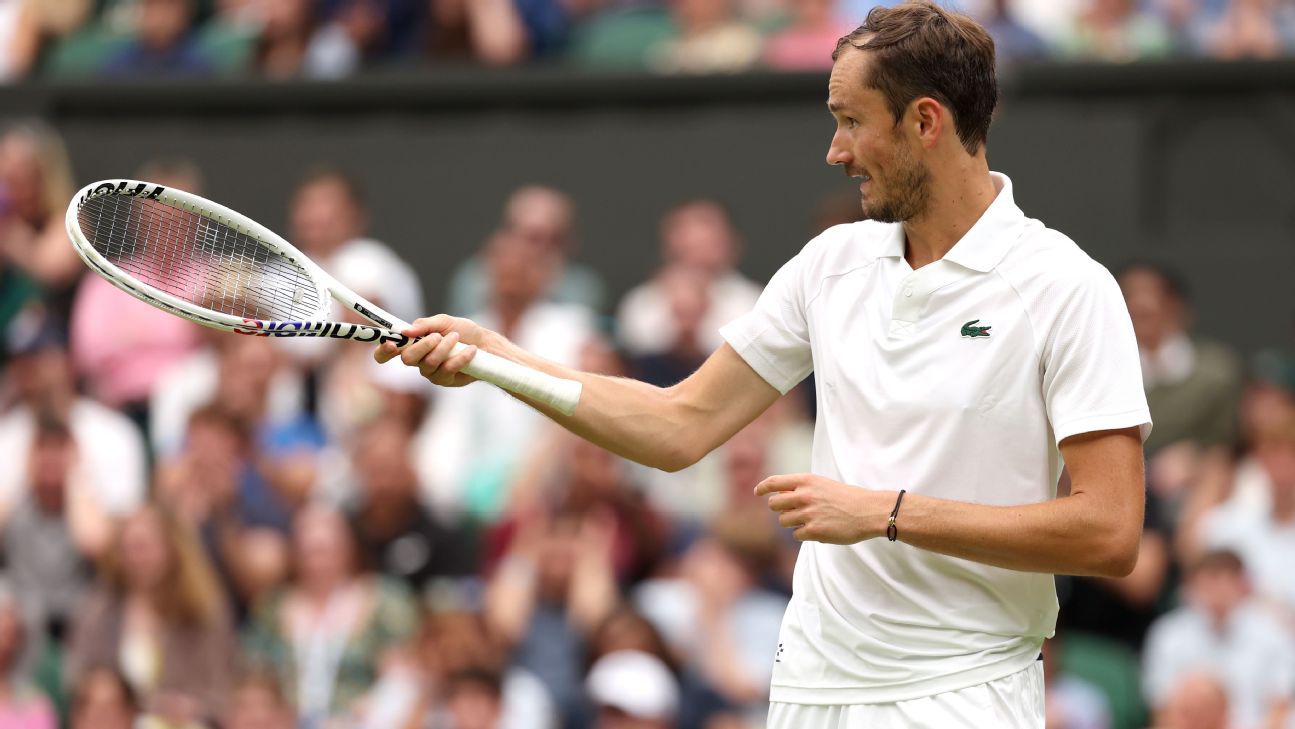 Daniil Medvedev rescued by umpire after forgetting score - ESPN