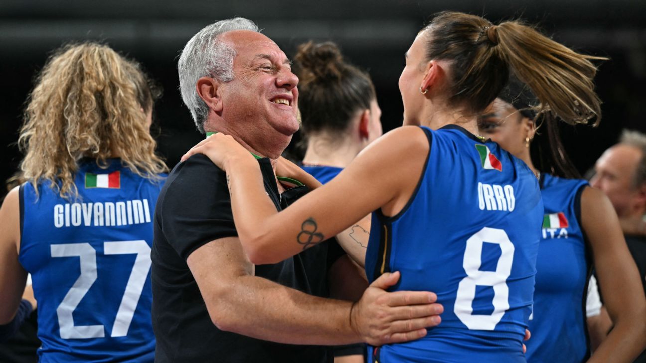 Julio Velasco llevó a Italia a la medalla dorada en el torneo femenino de vóleibol de los Juegos ...
