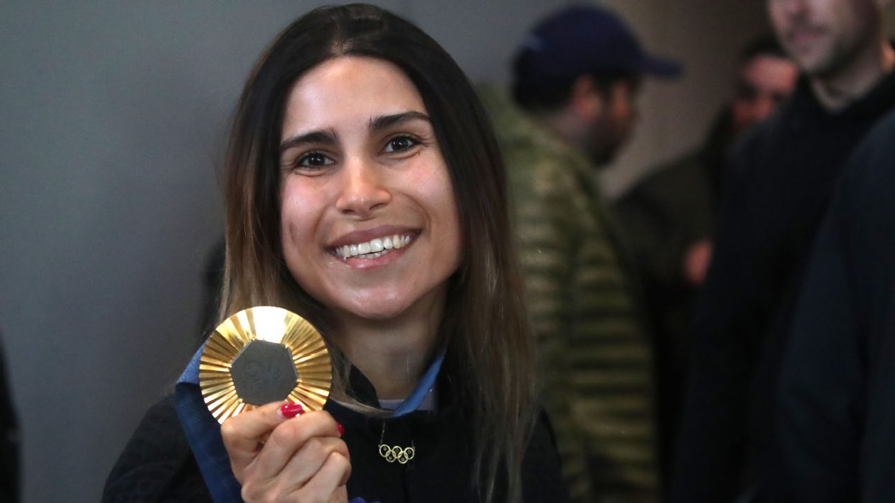 Francisca Crovetto retornó al país luego de su histórico oro en París ...