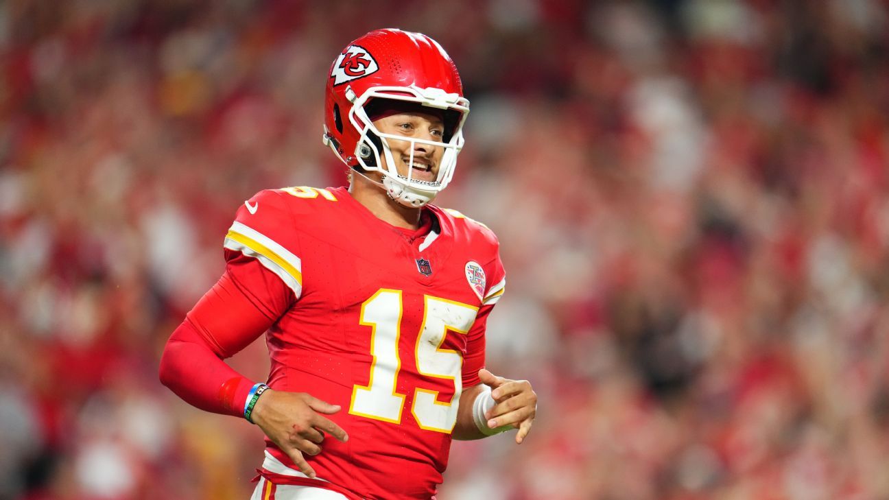 Patrick Mahomes reacts to Jason Kelce's dancing ahead of MNF - ESPN