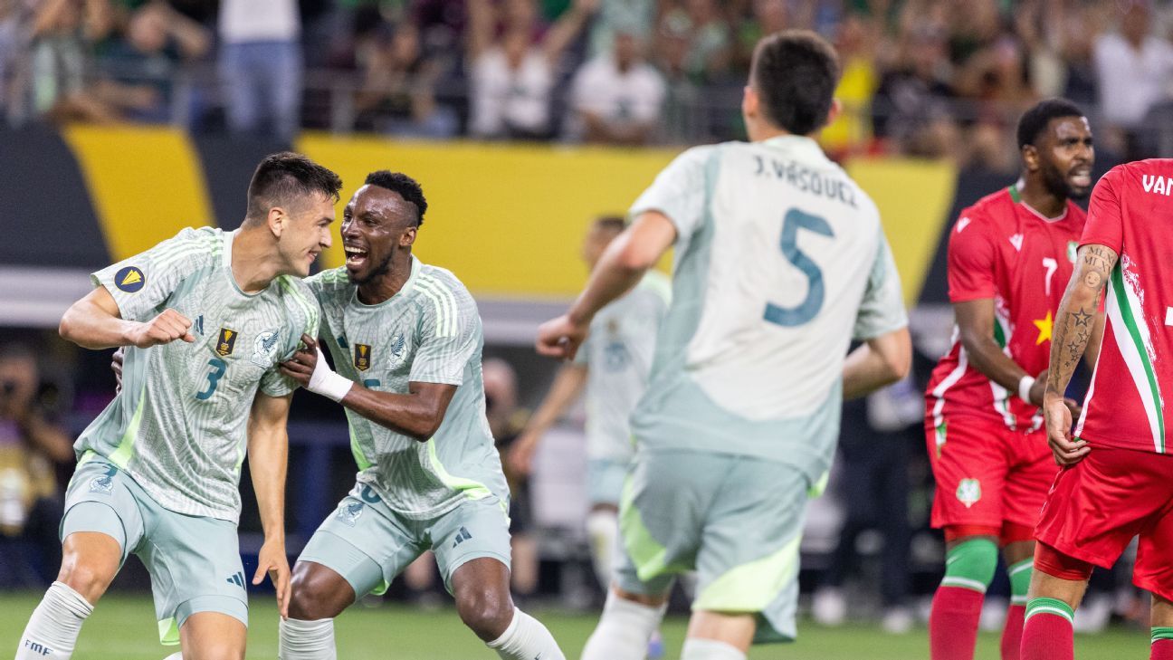 César Montes rescató a México, pero humilló a los goleadores ...