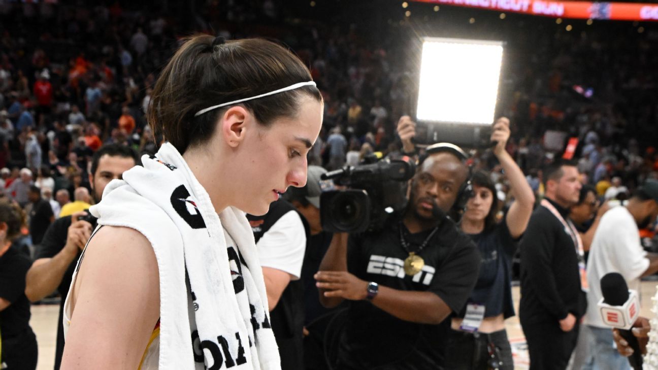 Caitlin Clark sale de la duela llorando tras juego ante Sun - ESPN