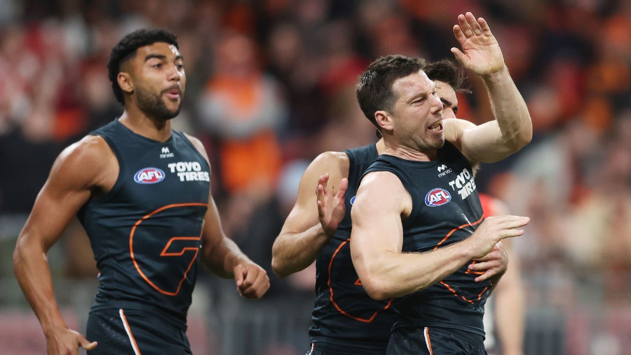 Film nubile the building is big and plenty of people around