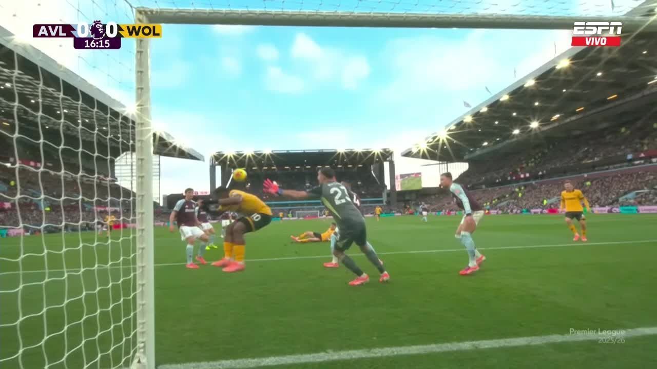 Video: Jhon Arias 'salvó' a Dibu Martínez con offside en Aston Villa vs ...